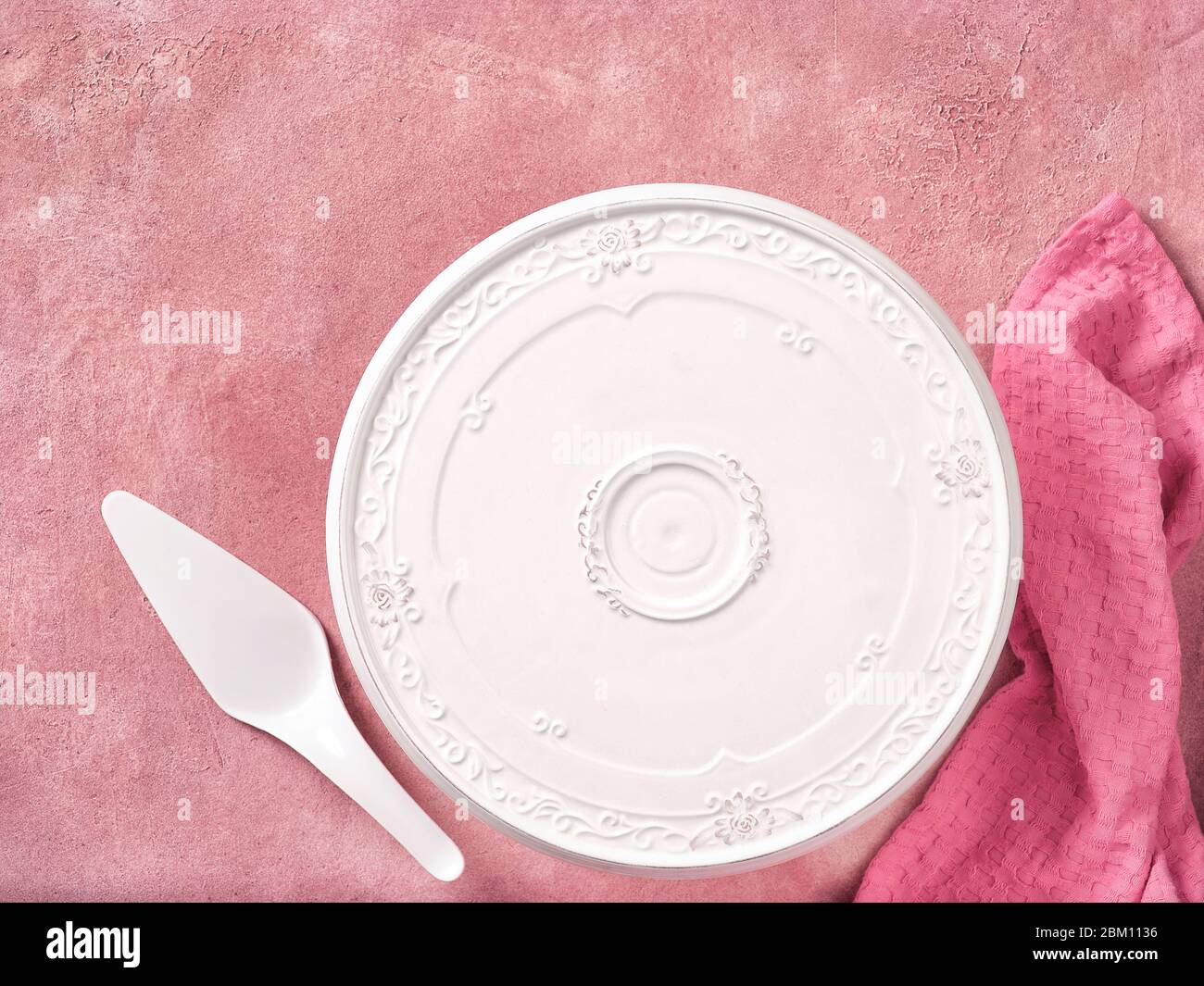 Empty cake plate hi-res stock photography and images - Alamy