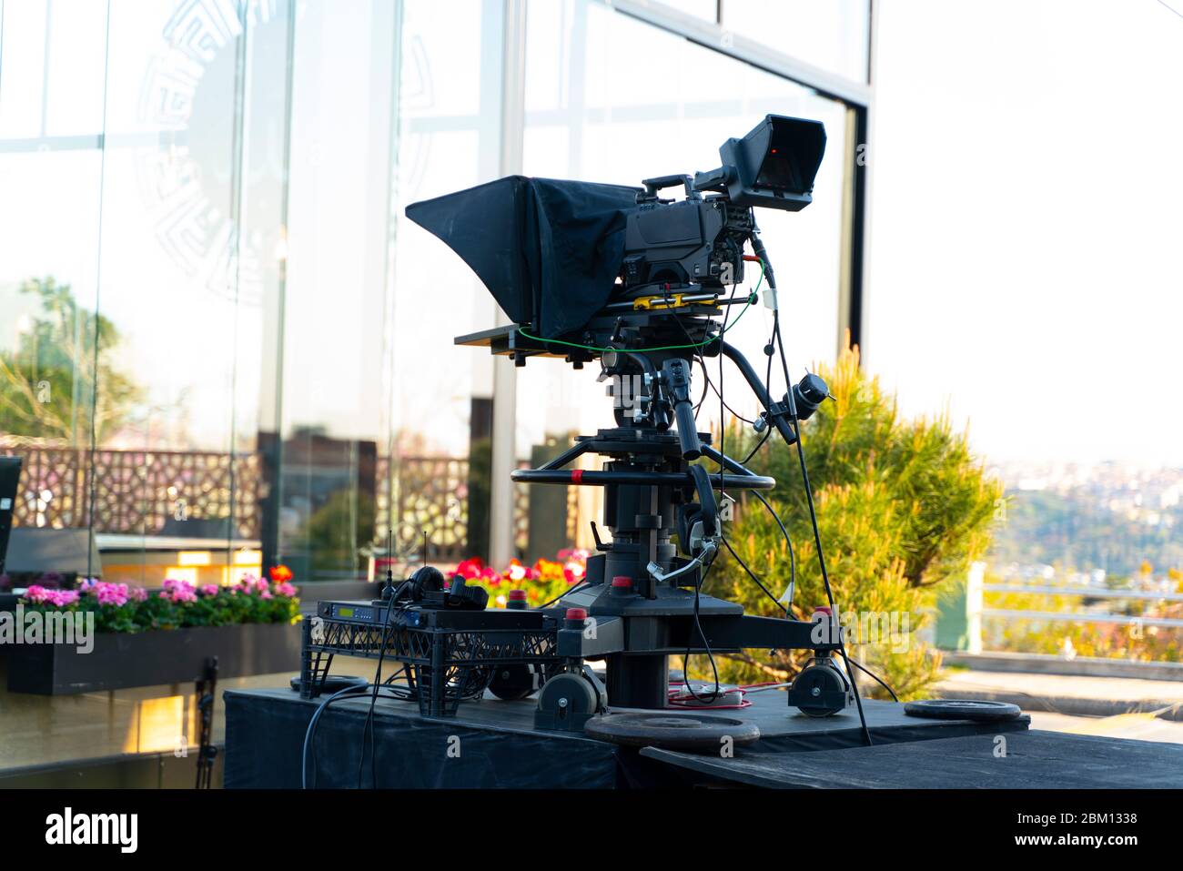 News anchor camera hi-res stock photography and images - Alamy