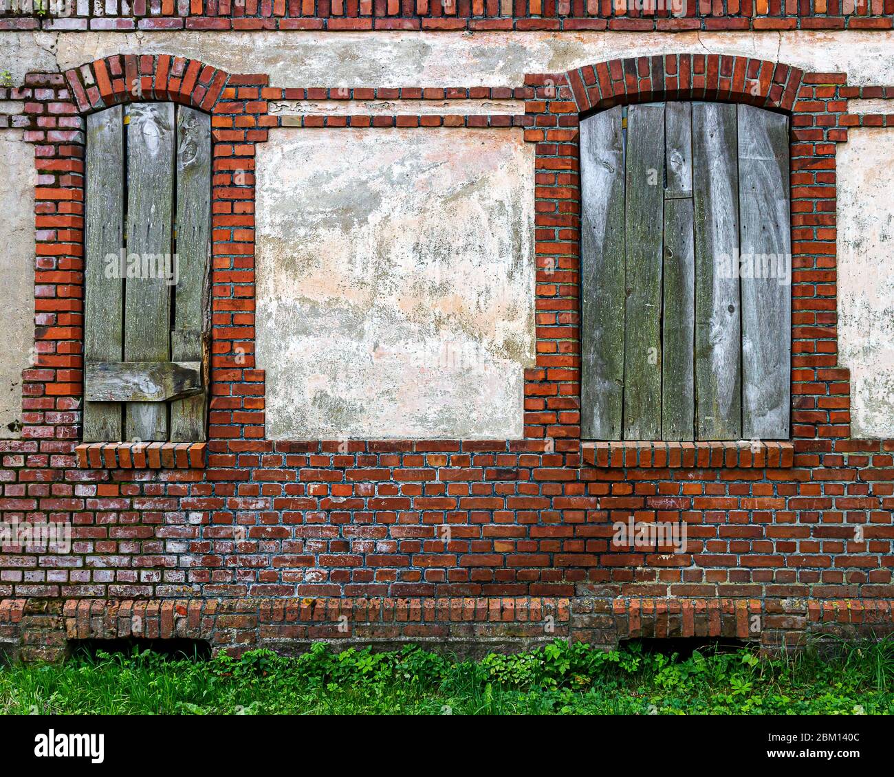 Abandoned house with boarded up windows Stock Photo - Alamy