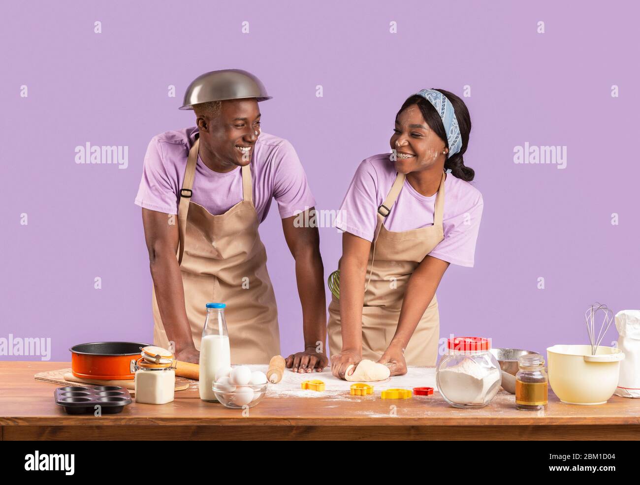 Black family baking cookies together hi-res stock photography and ...