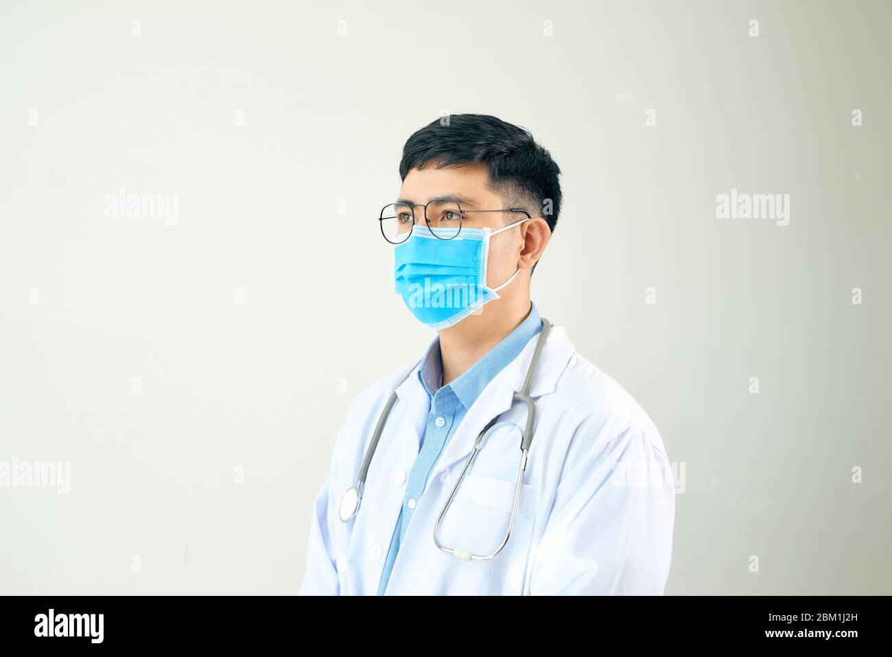 Chinese doctor wearing face mask hi-res stock photography and images ...