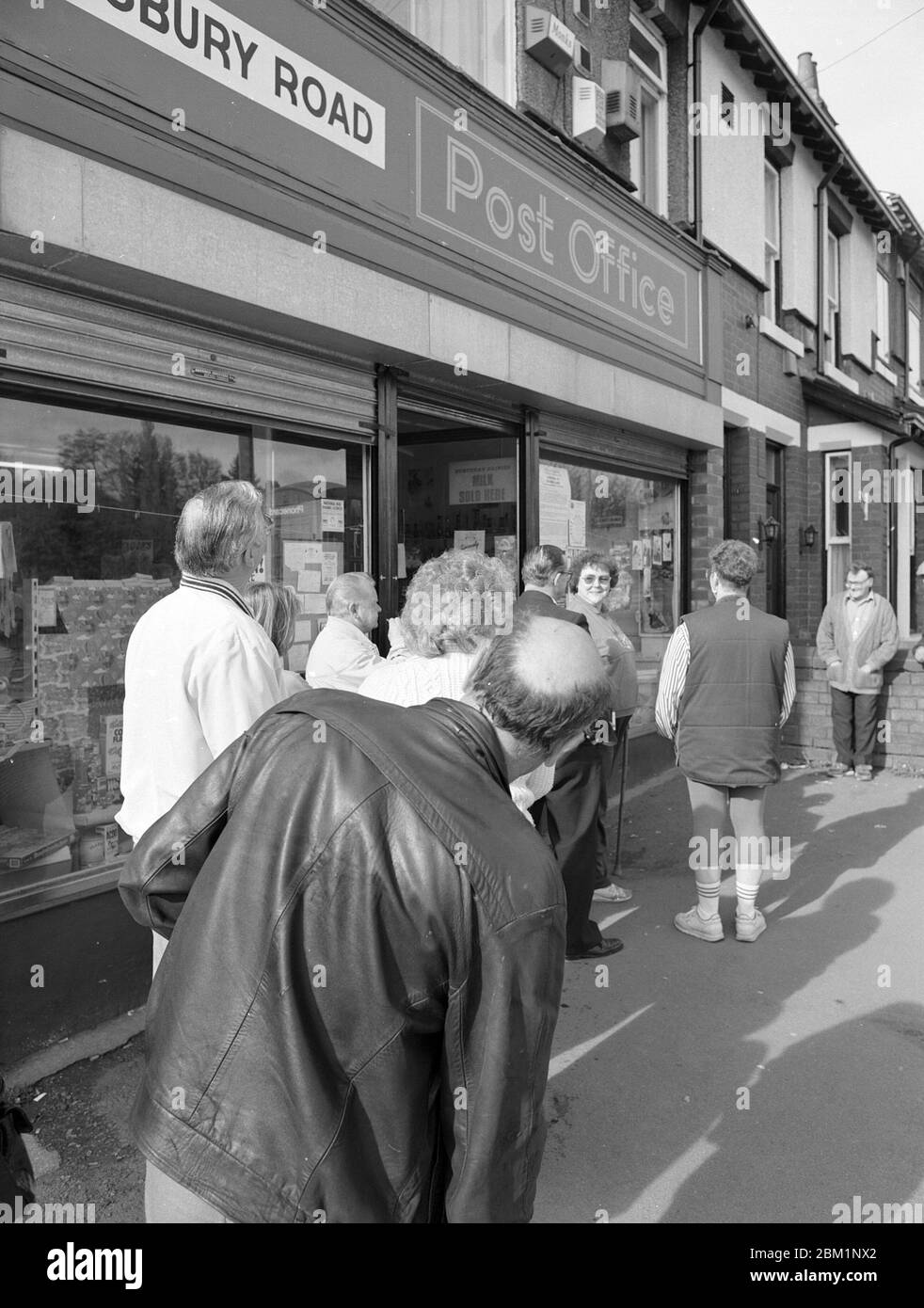 Pensioners queue uk hi-res stock photography and images - Alamy