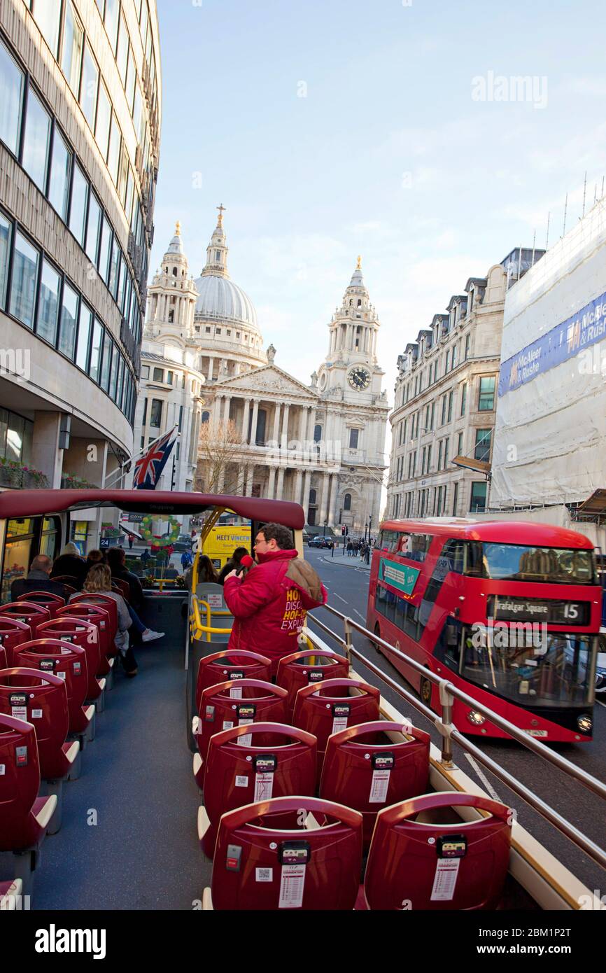 St Pauls Cathedral. Guided tour through the streets of London in an ...