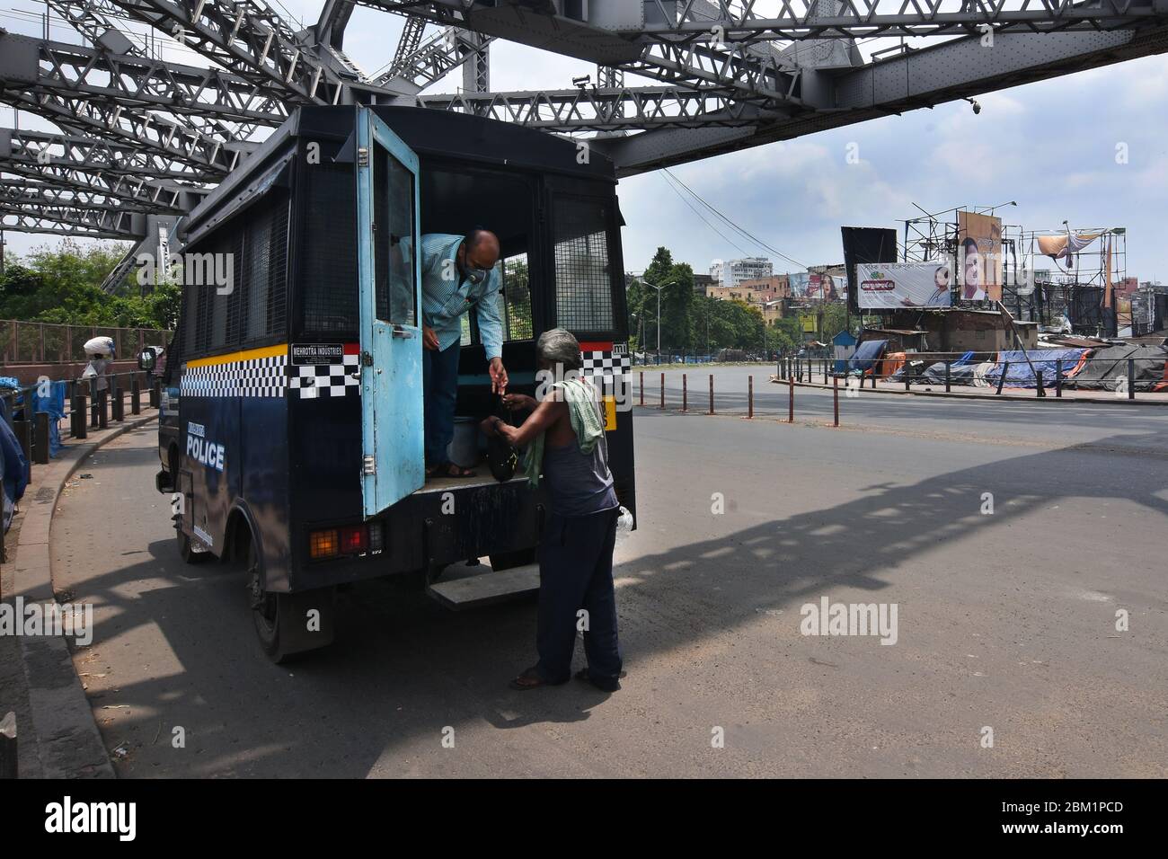 The service from Kolkata Police to serve foods to vagabonds and needy ...