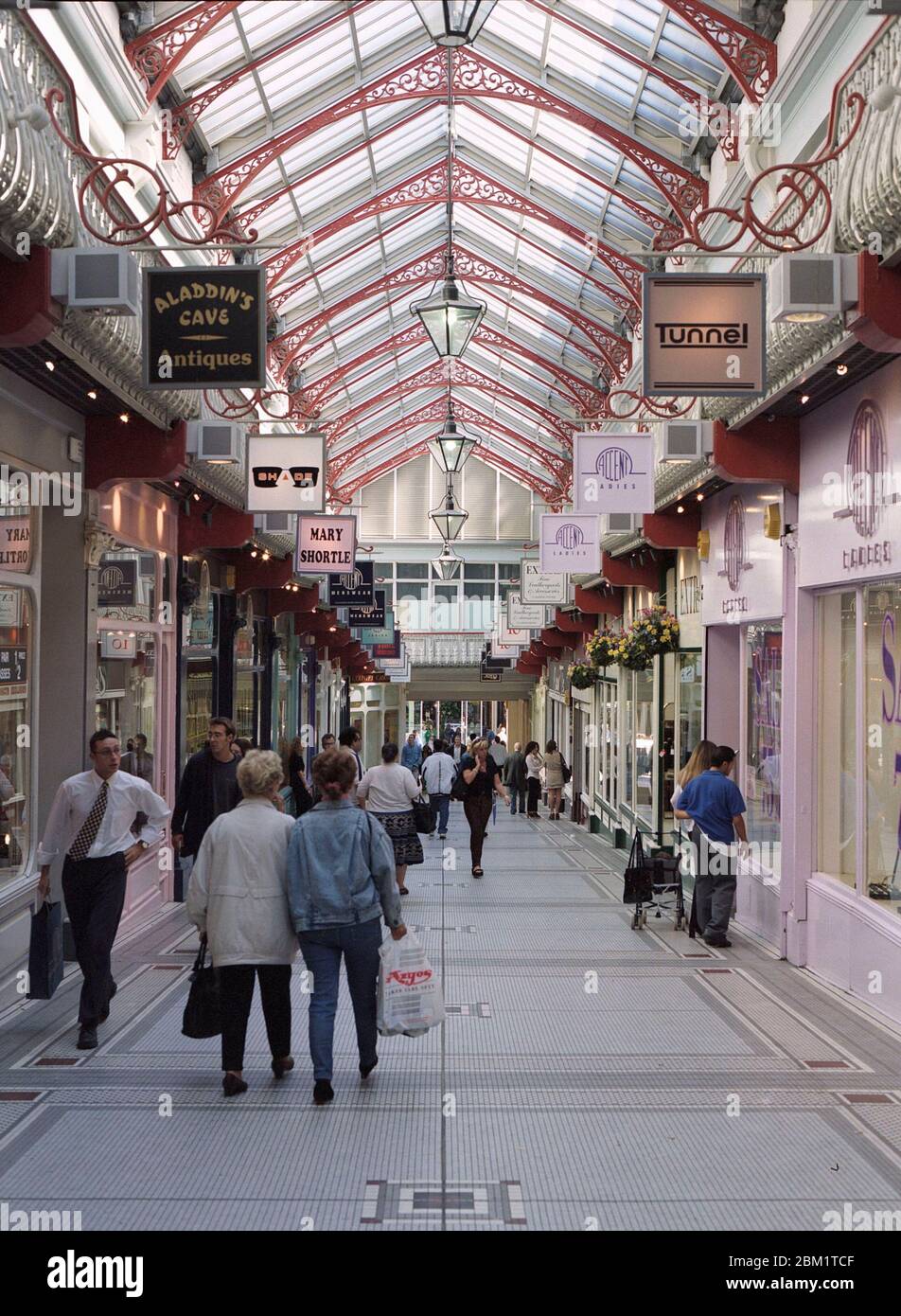 Old photographs of leeds arcade uk hi-res stock photography and images ...