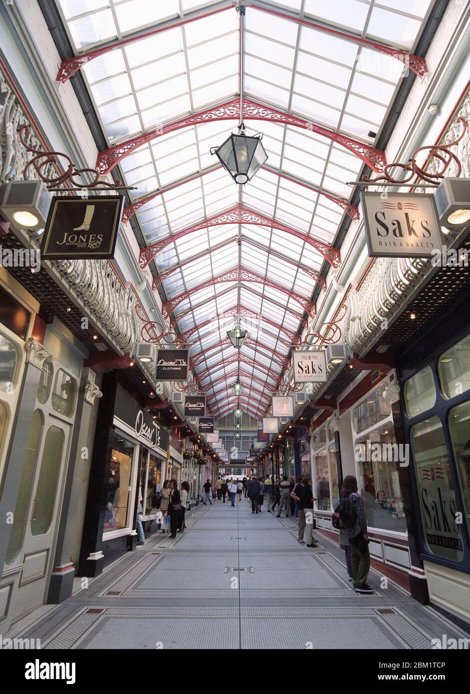 Old photographs of leeds arcade uk hi-res stock photography and images ...