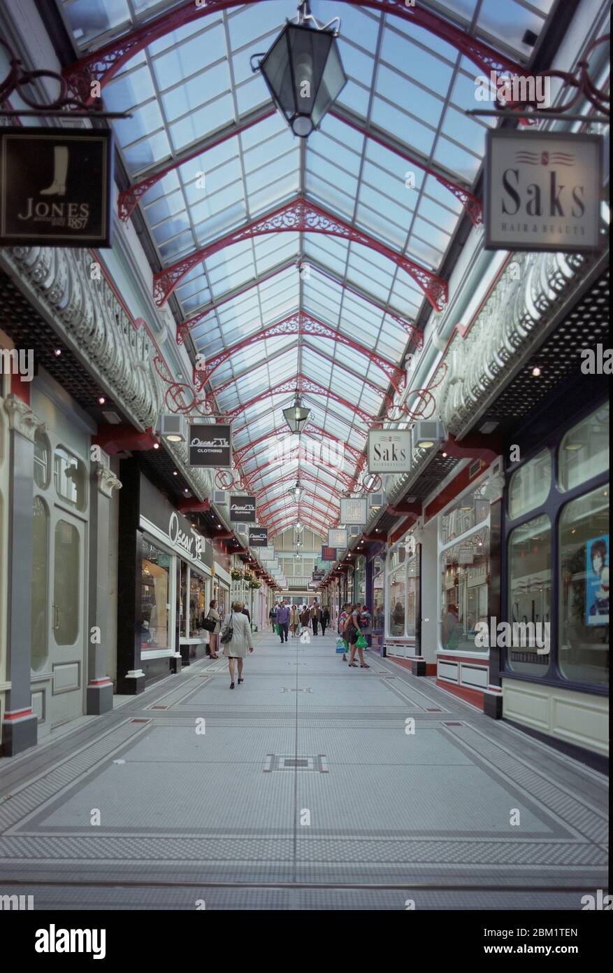 Old photographs of leeds arcade uk hi-res stock photography and images ...