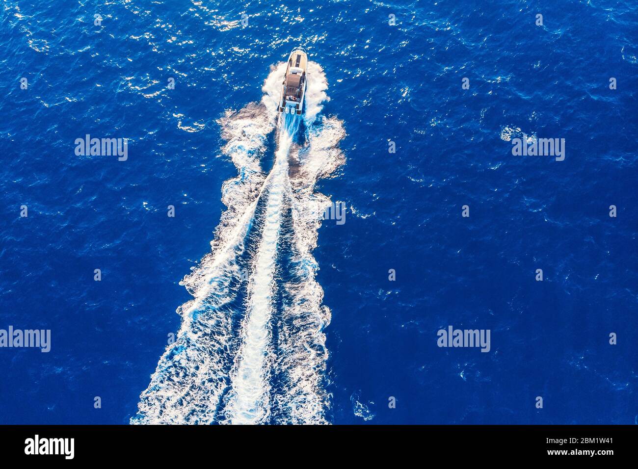 Speedboat leaving hi-res stock photography and images - Alamy