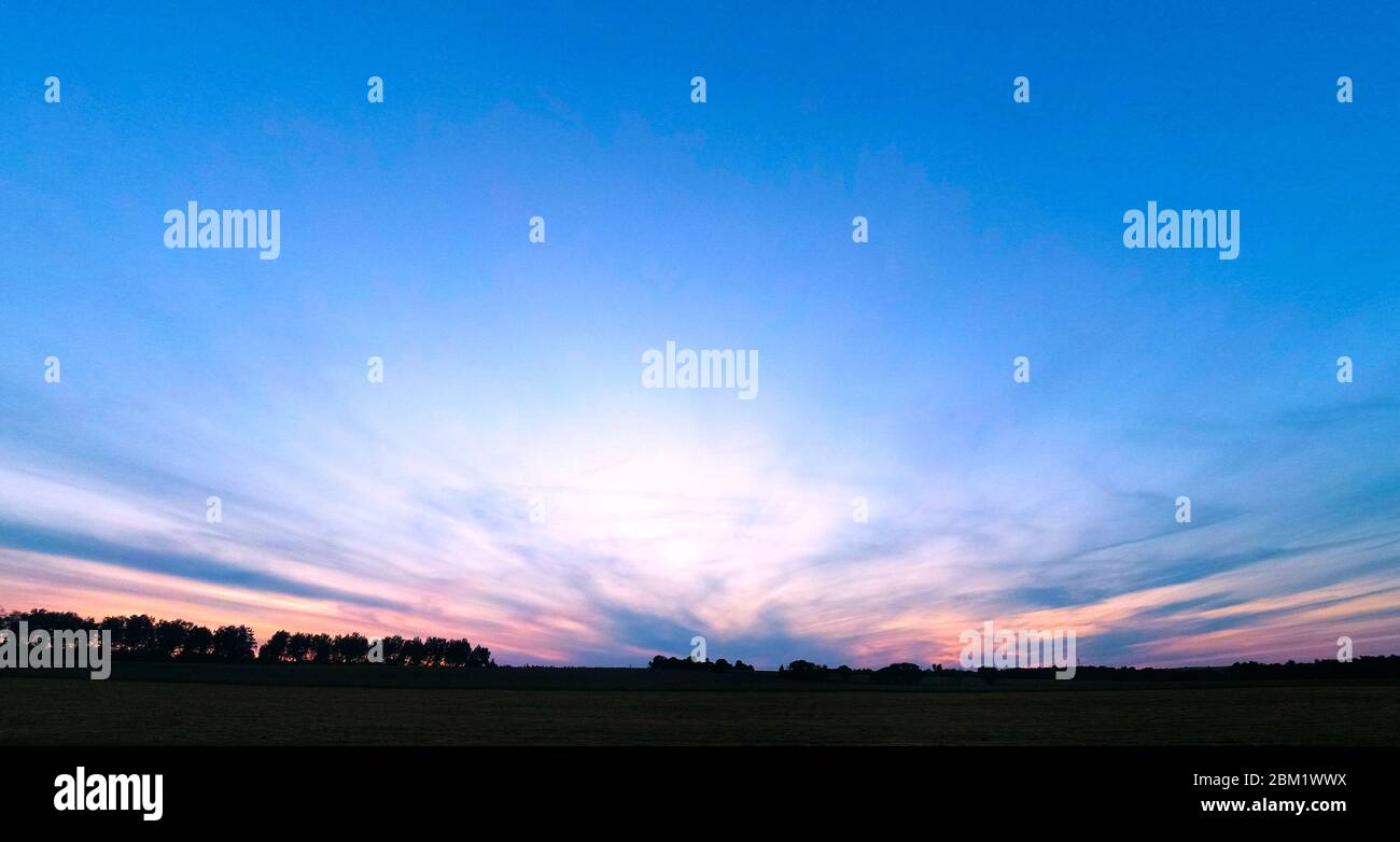 Red and blue tones hi-res stock photography and images - Alamy
