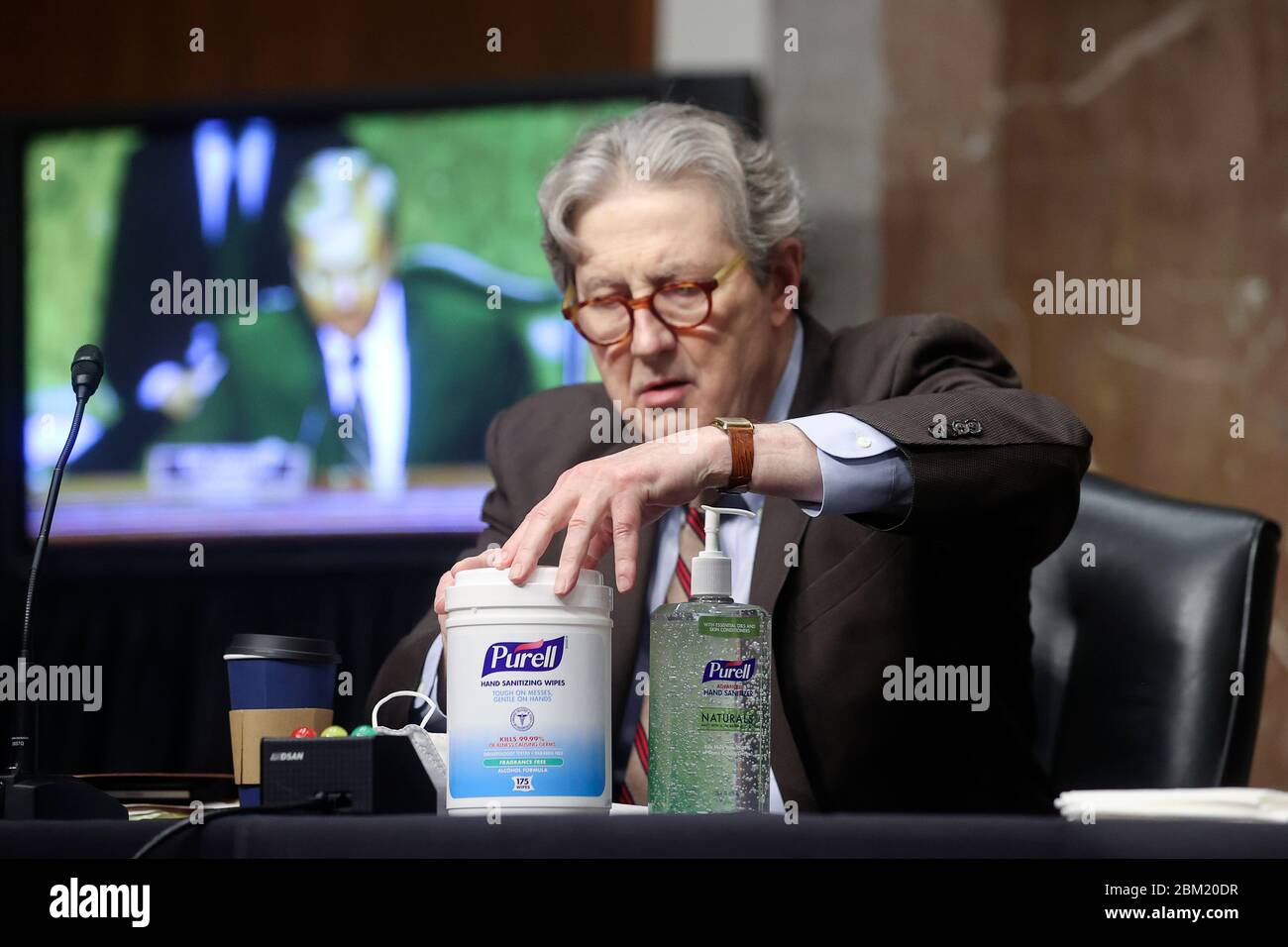 Jonathan walker hand hi-res stock photography and images - Alamy