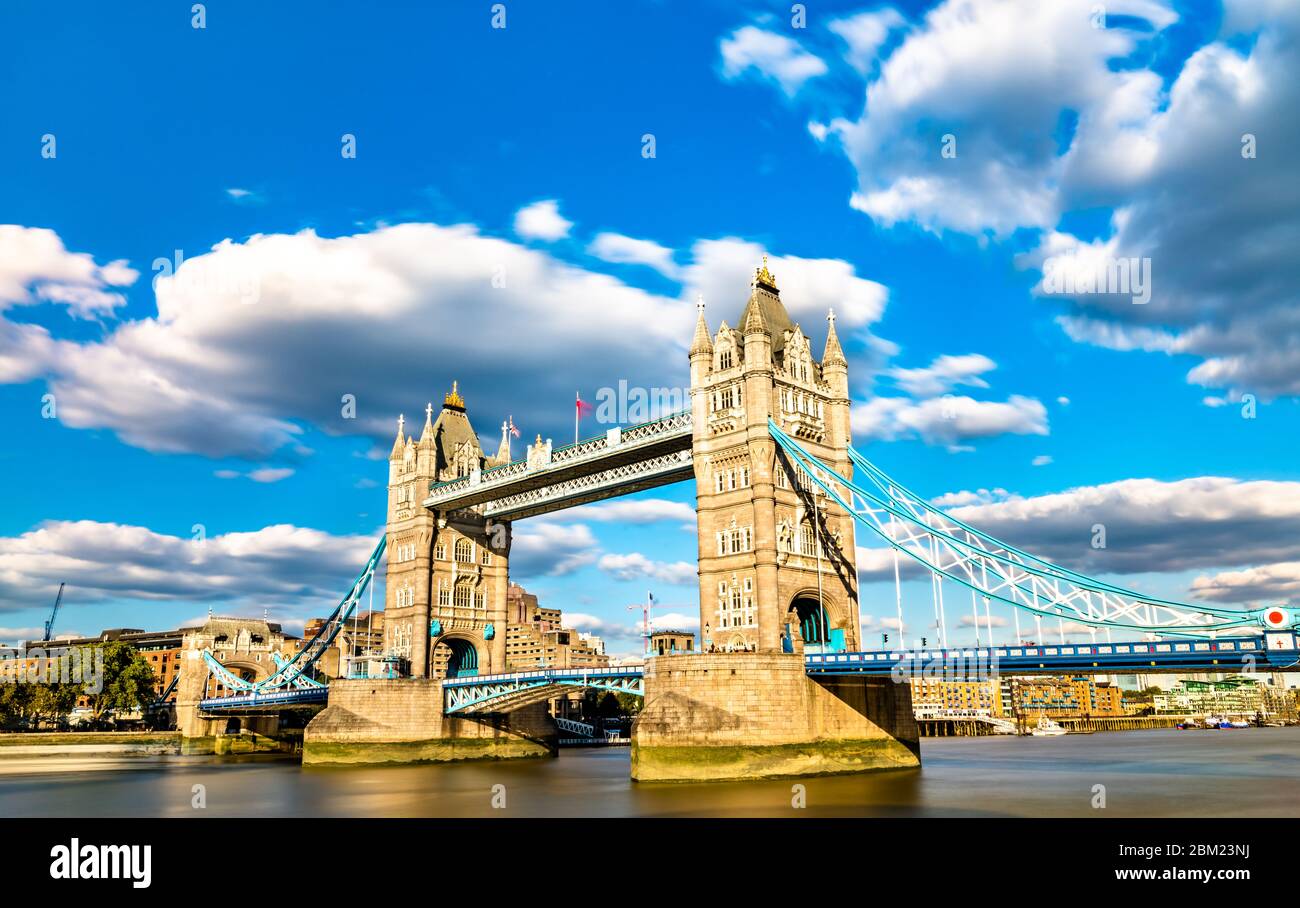 Bridge across the thames hi-res stock photography and images - Alamy
