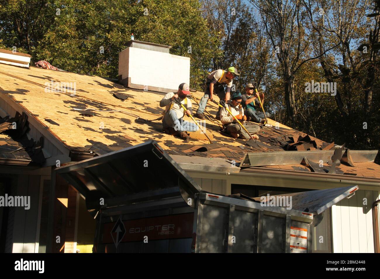 Roofing team hi-res stock photography and images - Alamy