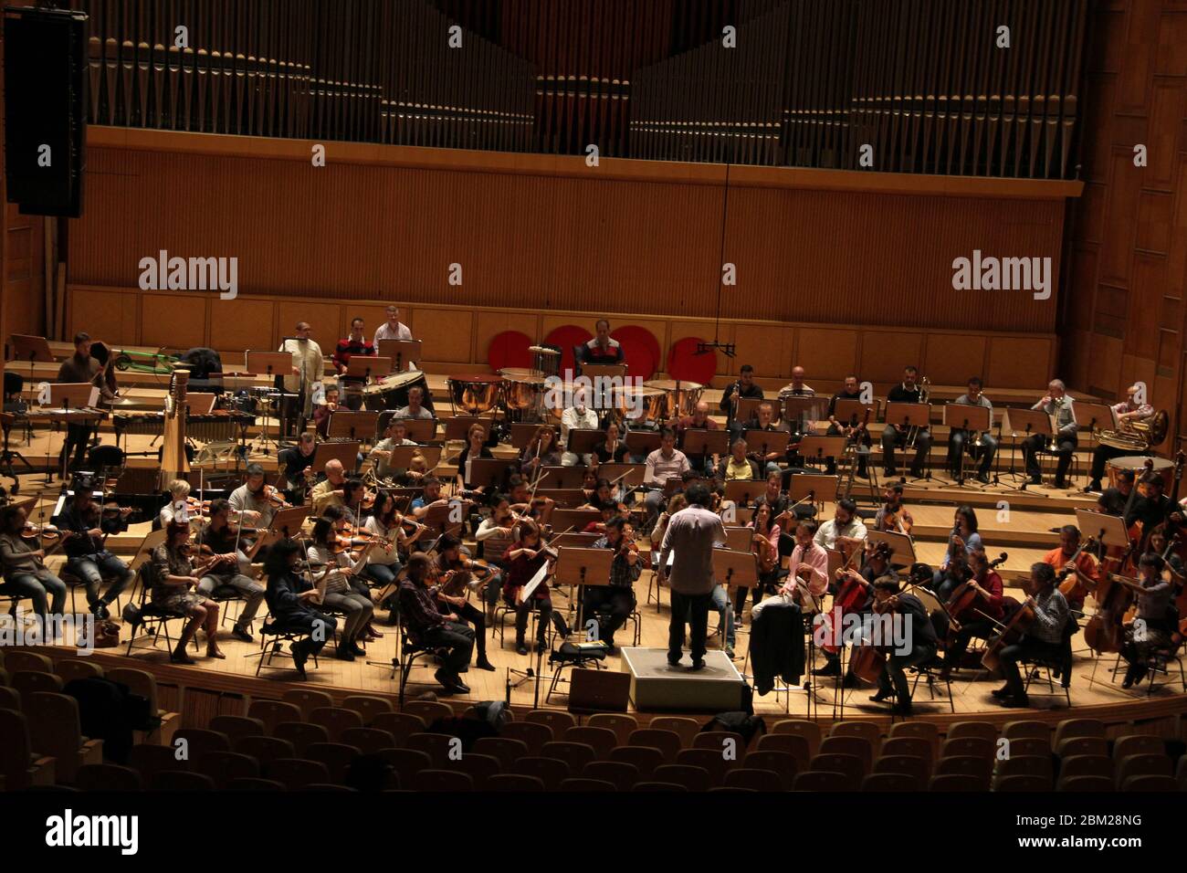 Orchestra and conductor on the stage on a concert hall Stock Photo - Alamy
