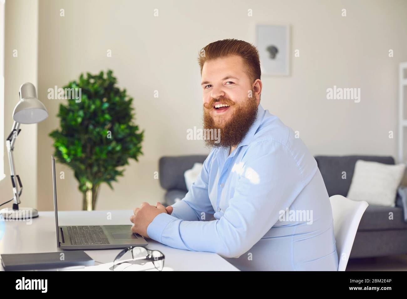 Fat man sitting desk looking hi-res stock photography and images - Alamy