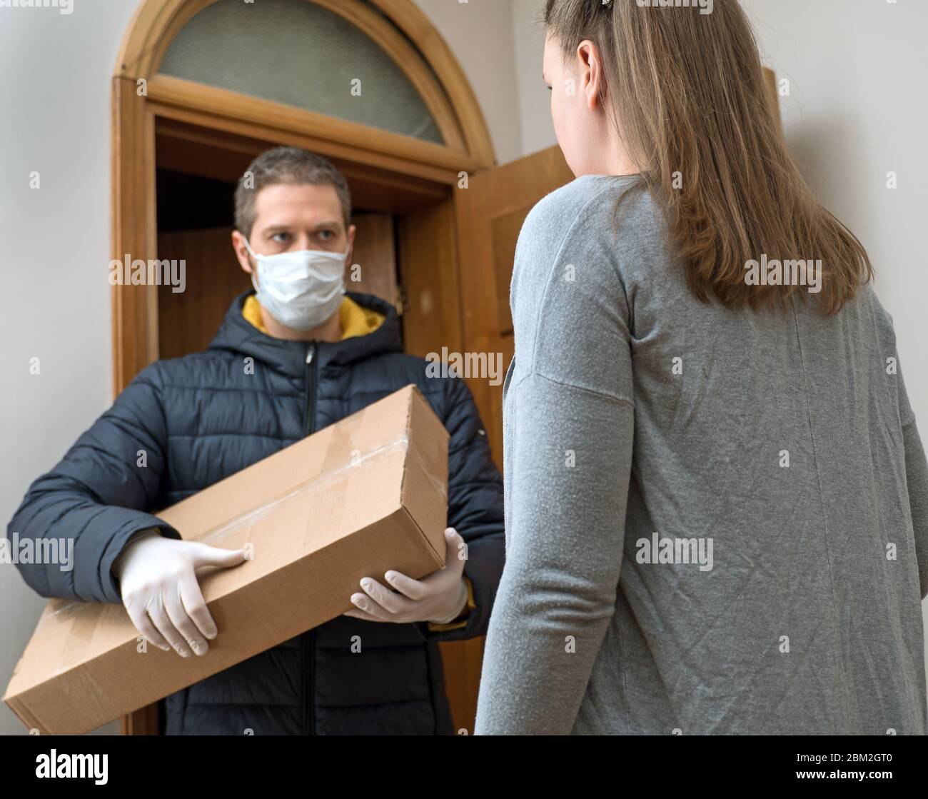 Male courier wearing medical hi-res stock photography and images - Alamy