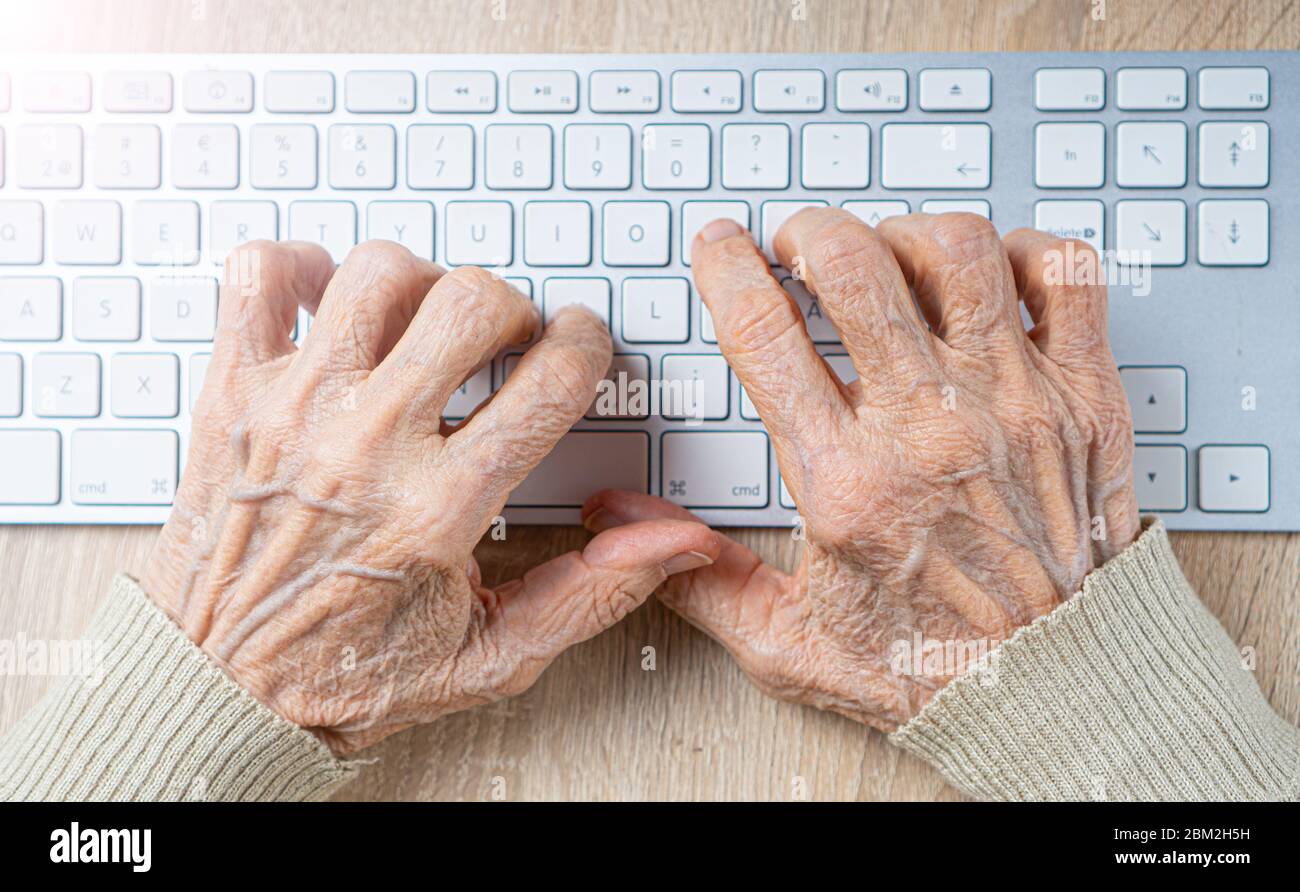 Old hands computer hi-res stock photography and images - Alamy
