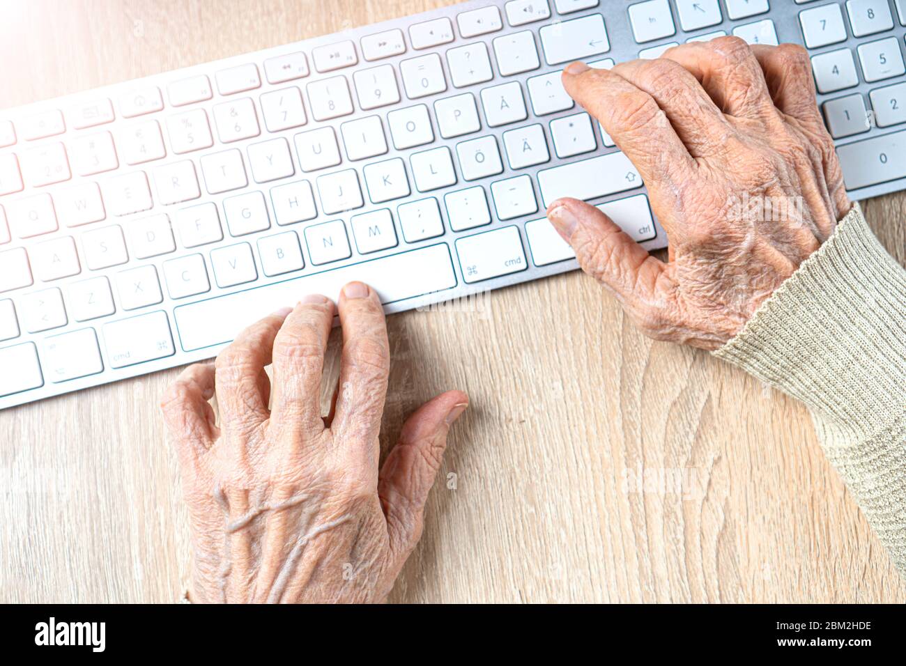 Old hands computer hi-res stock photography and images - Alamy