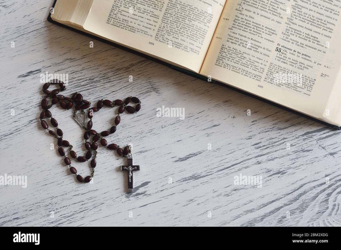 A Catholic rosary and a Holy Bible in spanish Stock Photo - Alamy