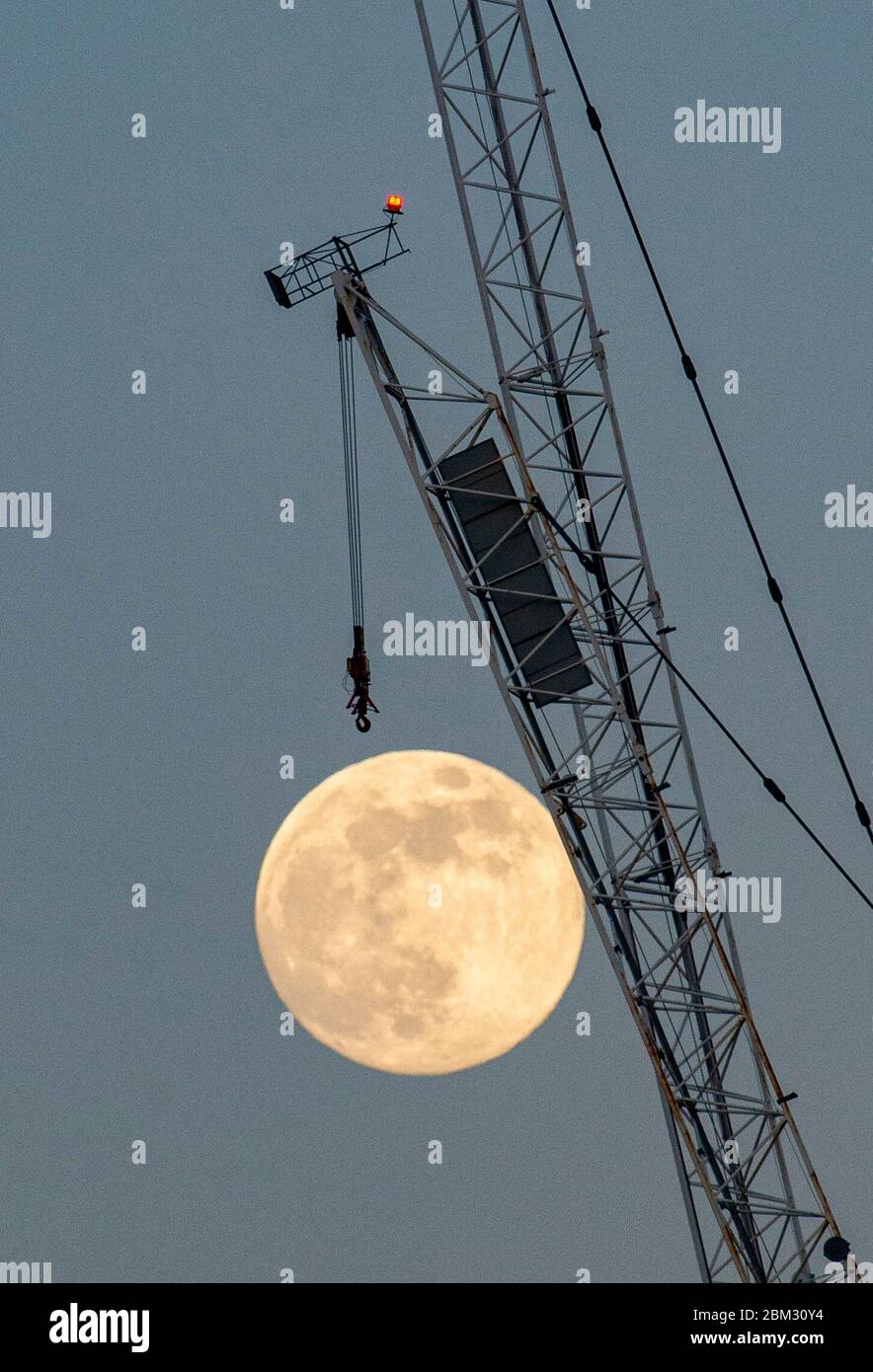 Hospital crane hi-res stock photography and images - Alamy