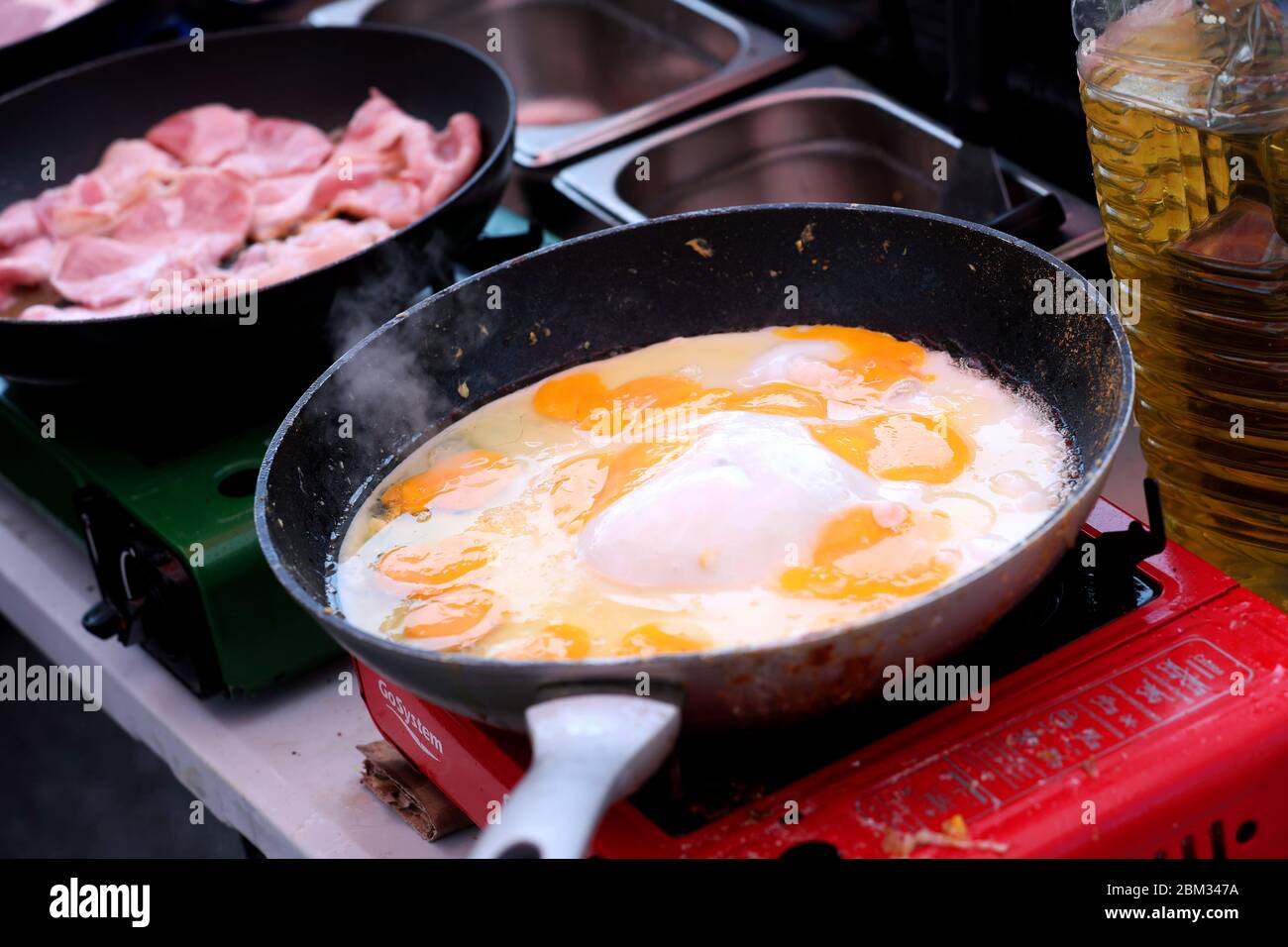 Bacon being cooked hi-res stock photography and images - Alamy