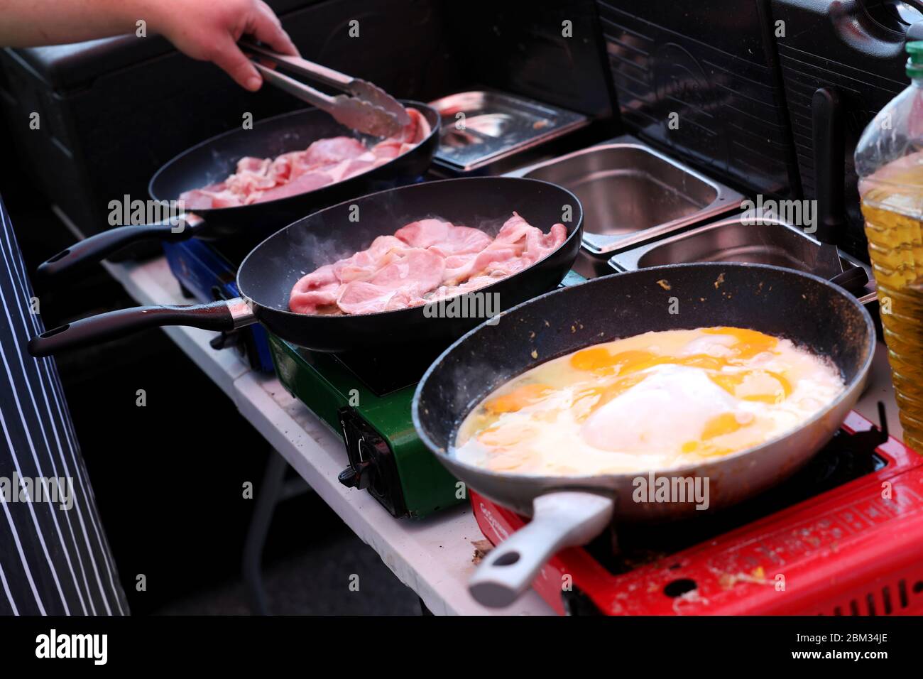 Bacon being cooked hi-res stock photography and images - Alamy