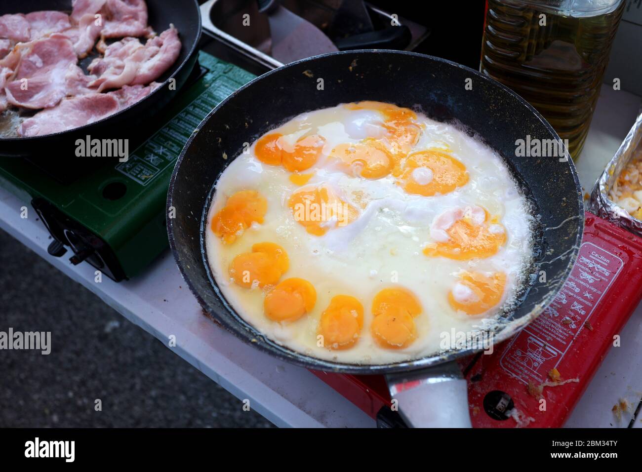 Bacon being cooked hi-res stock photography and images - Alamy