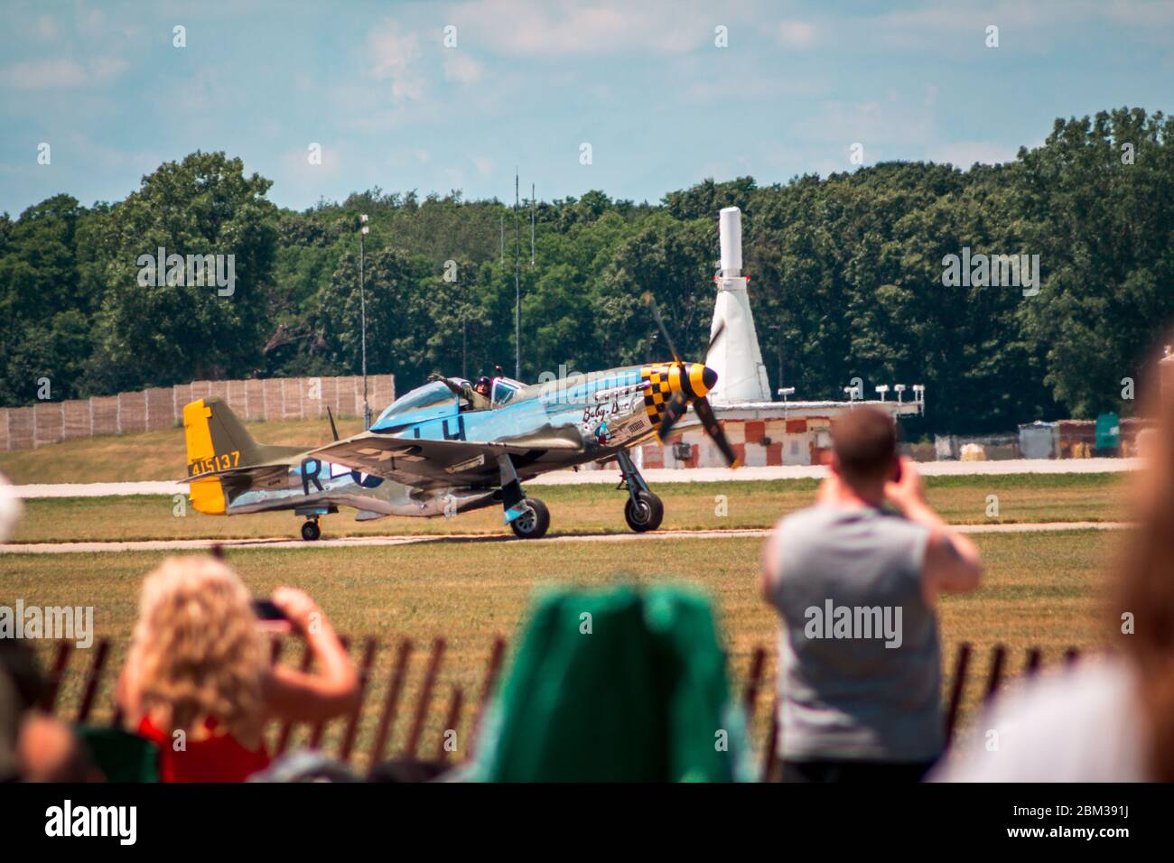Fighter jet landing at an airshow in Michigan Stock Photo - Alamy