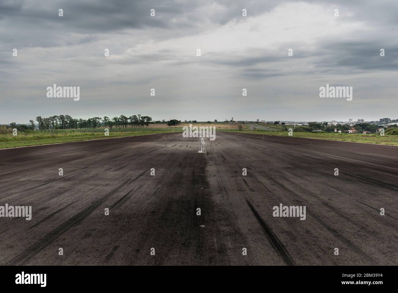 Empty runway tarmac hi-res stock photography and images - Alamy