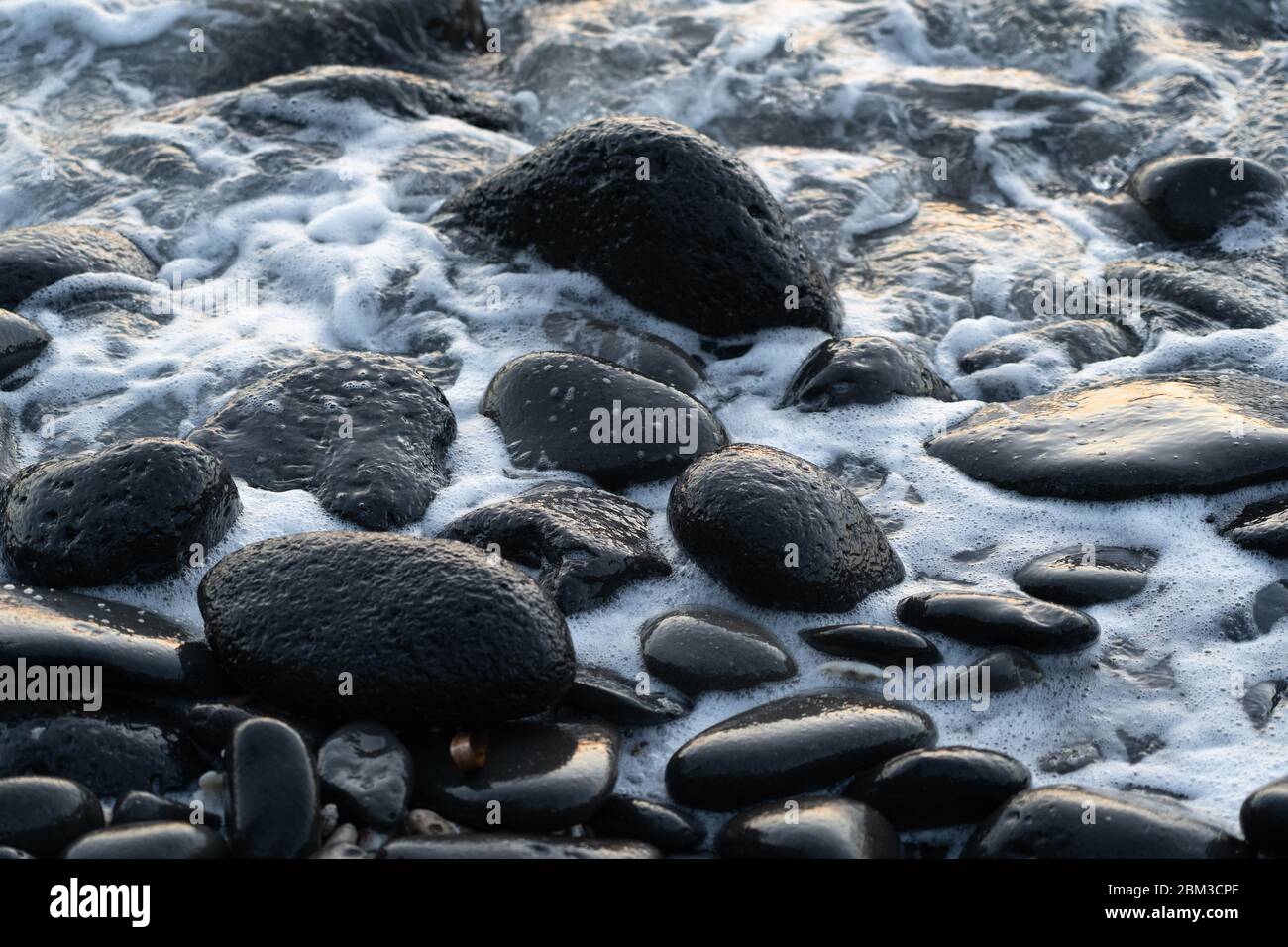 Foam on the rocks hi-res stock photography and images - Alamy