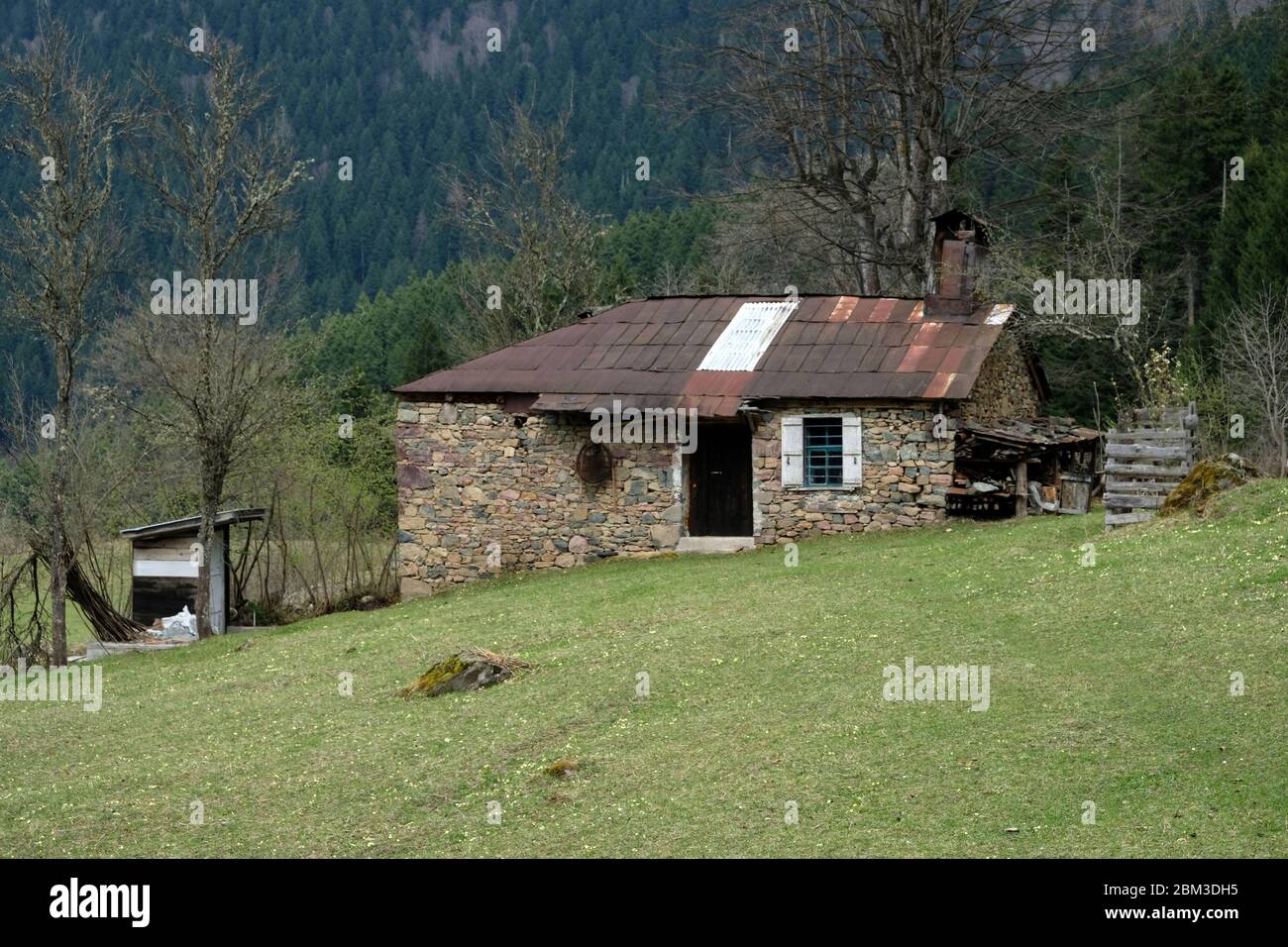 Traditional highland cottage hi-res stock photography and images - Alamy