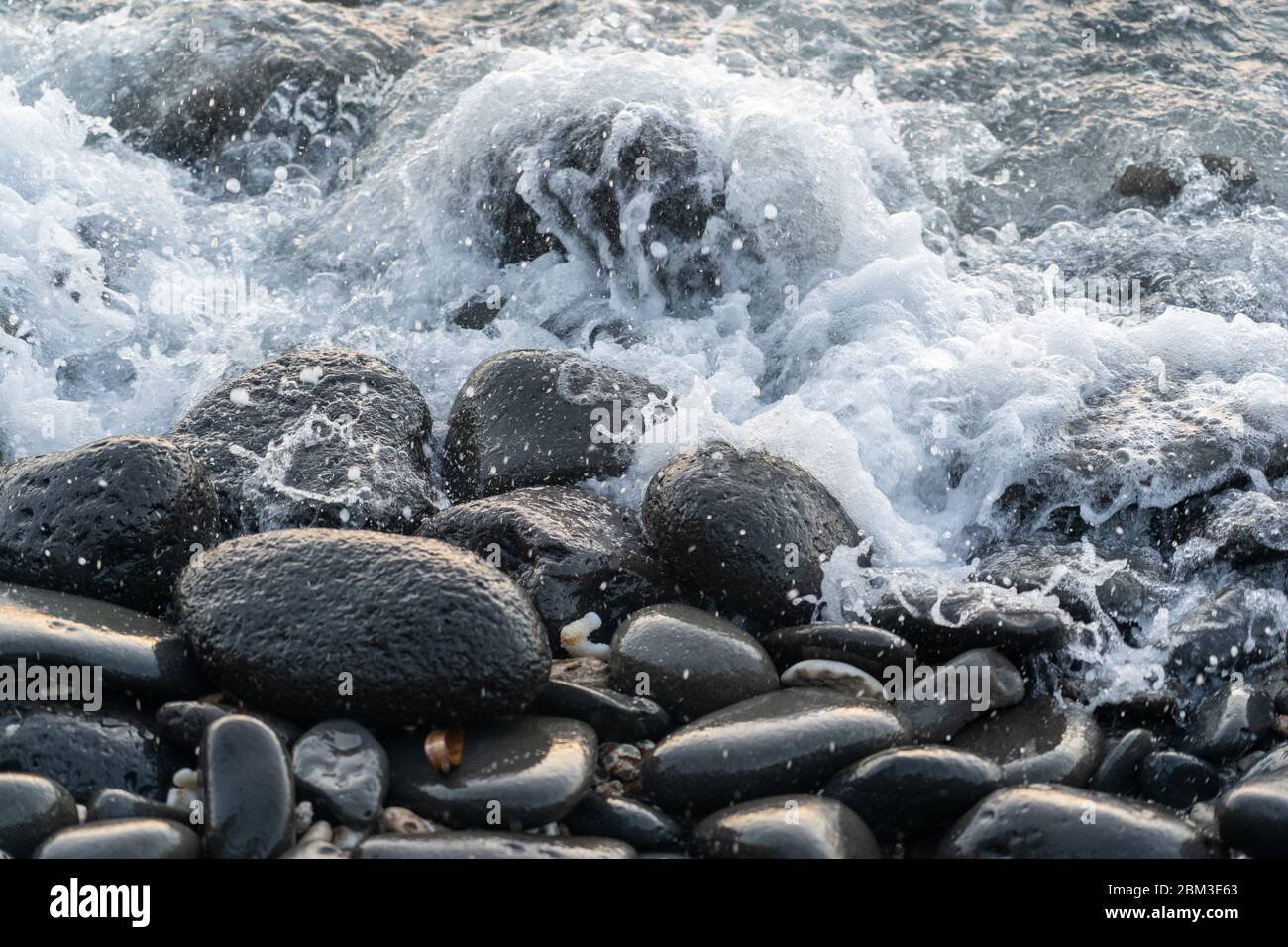 Foam on the rocks hi-res stock photography and images - Alamy