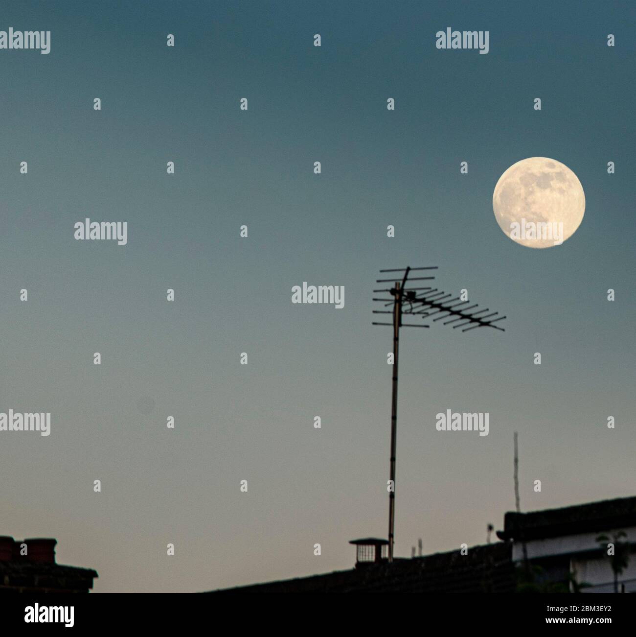 Supermoon May 2020-London Stock Photo - Alamy