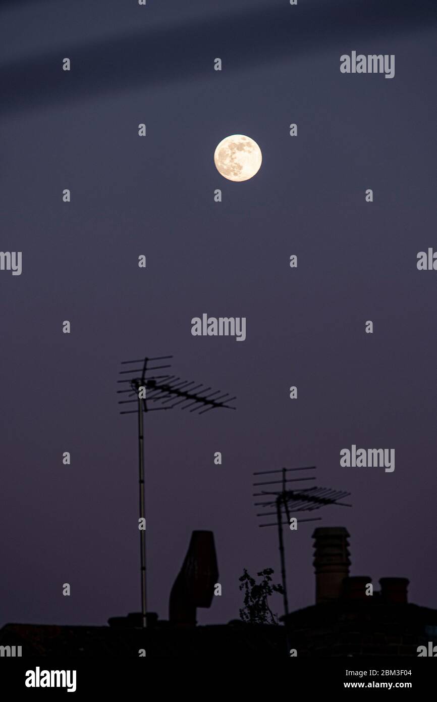 Super full moon rise hi-res stock photography and images - Alamy
