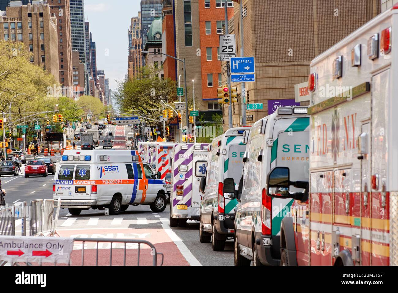 Ambulances hi-res stock photography and images - Alamy