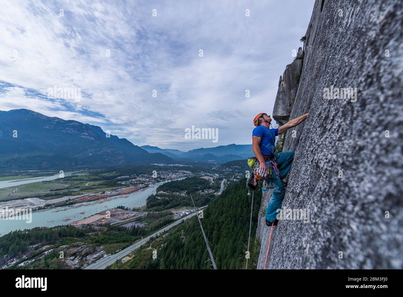 Man trad climbing at the chief hi-res stock photography and images - Alamy