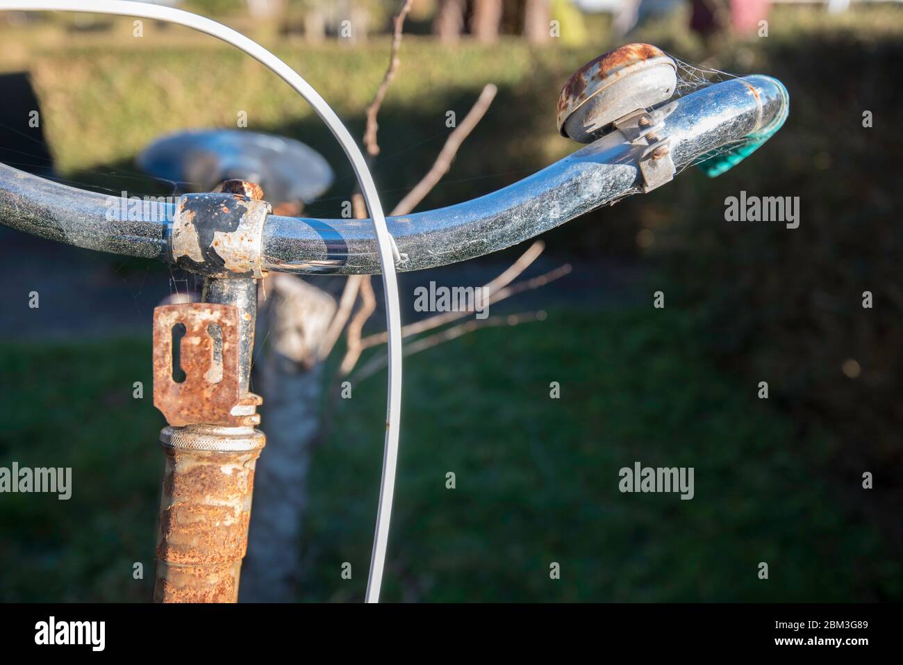 Rusting older bicycle hi-res stock photography and images - Alamy