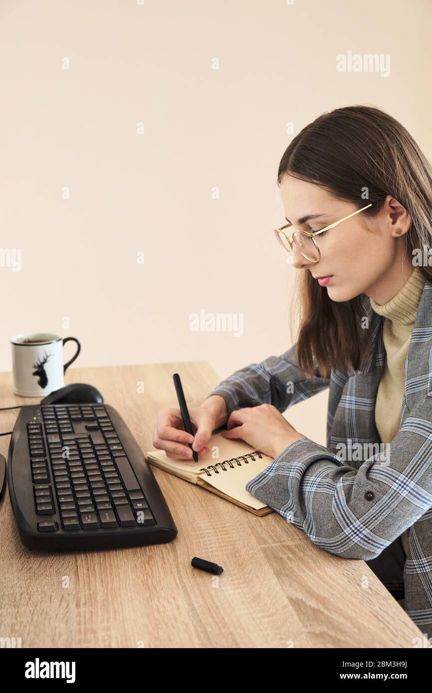 Millennial woman computer screen hi-res stock photography and images ...