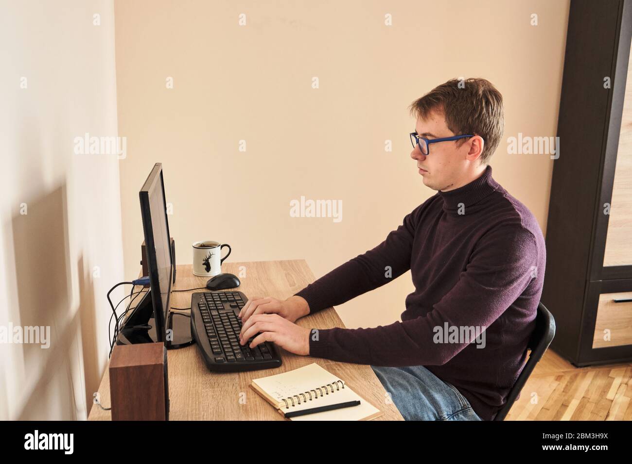 Man home computer back of head hi-res stock photography and images - Alamy