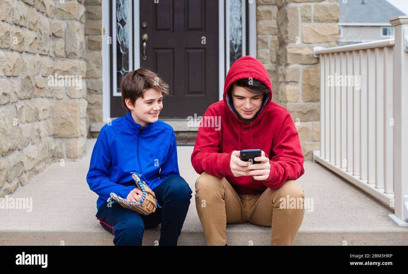 Teenagers socializing hi-res stock photography and images - Alamy