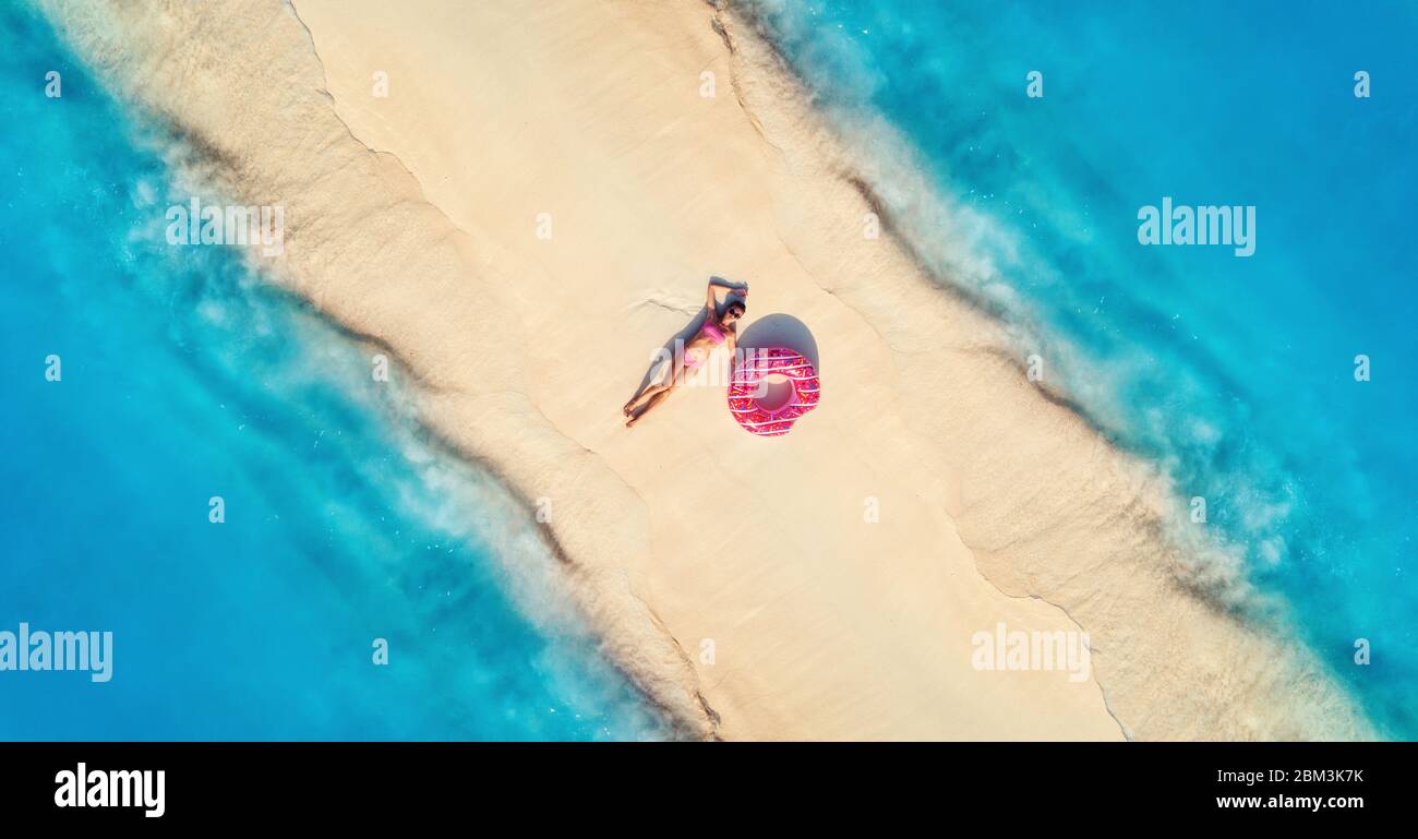 Young woman side view beach hi-res stock photography and images - Alamy