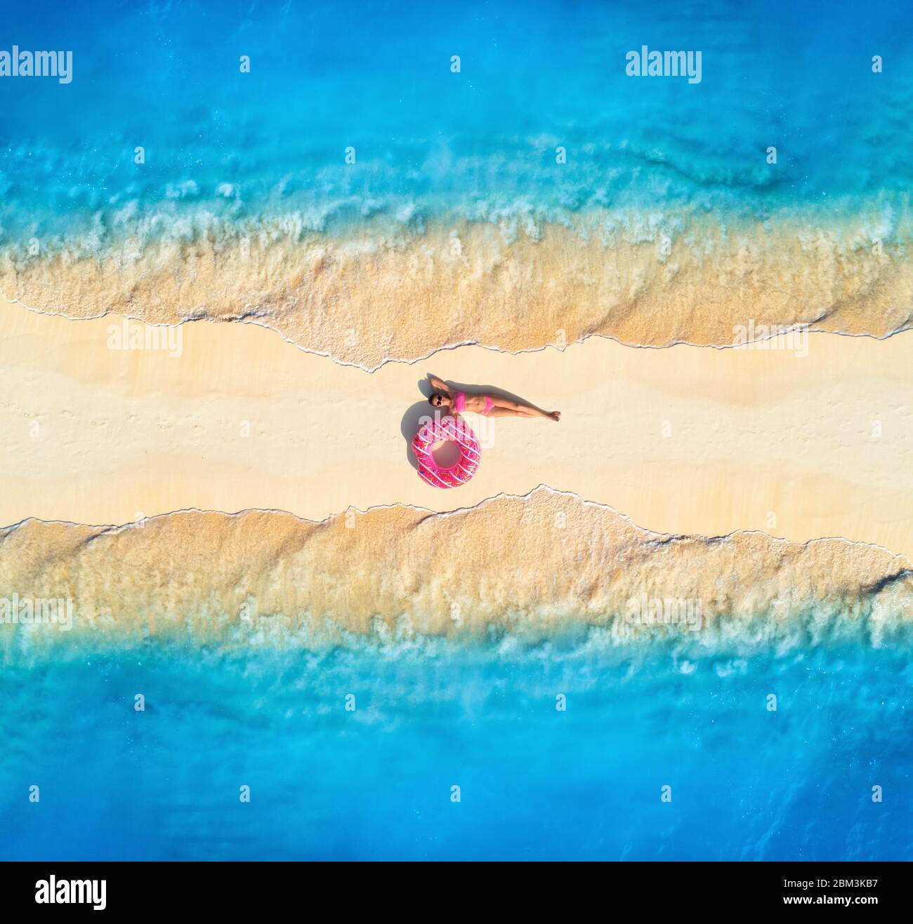 Young woman side view beach hi-res stock photography and images - Alamy