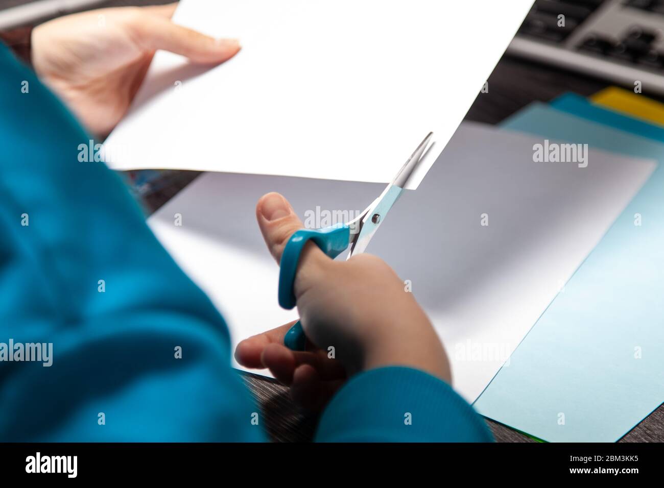 Kid cutting paper hi-res stock photography and images - Alamy