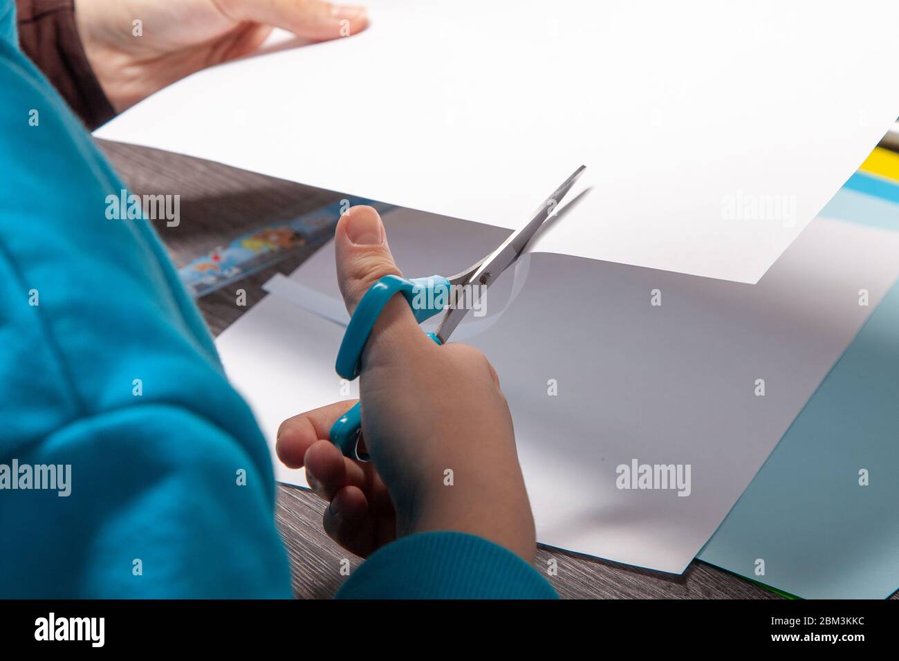 Kid cutting paper hi-res stock photography and images - Alamy