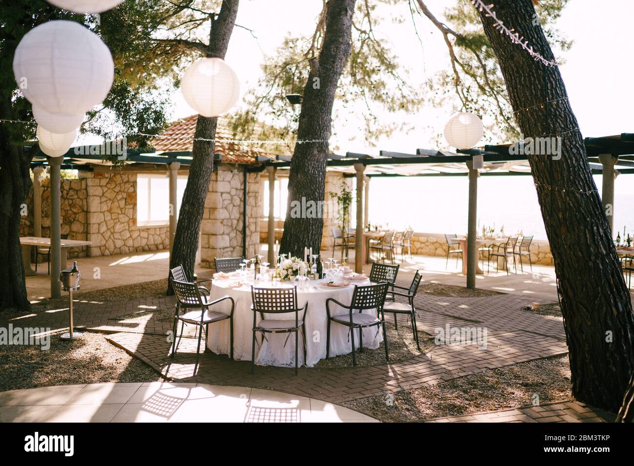 Restaurant tables under trees hi-res stock photography and images - Alamy