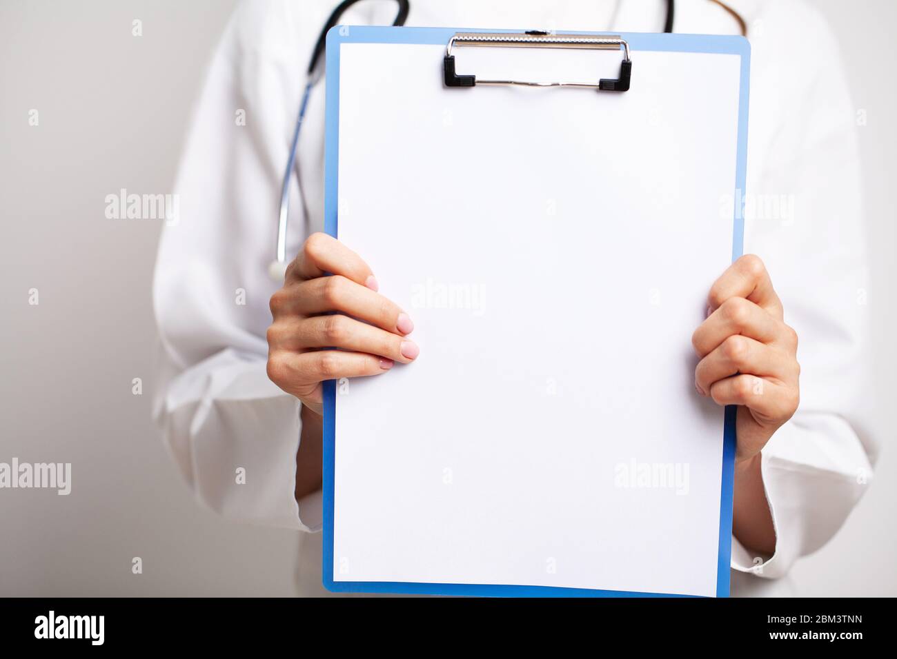 Doctor holding a blank sheet of paper with space for text Stock Photo ...