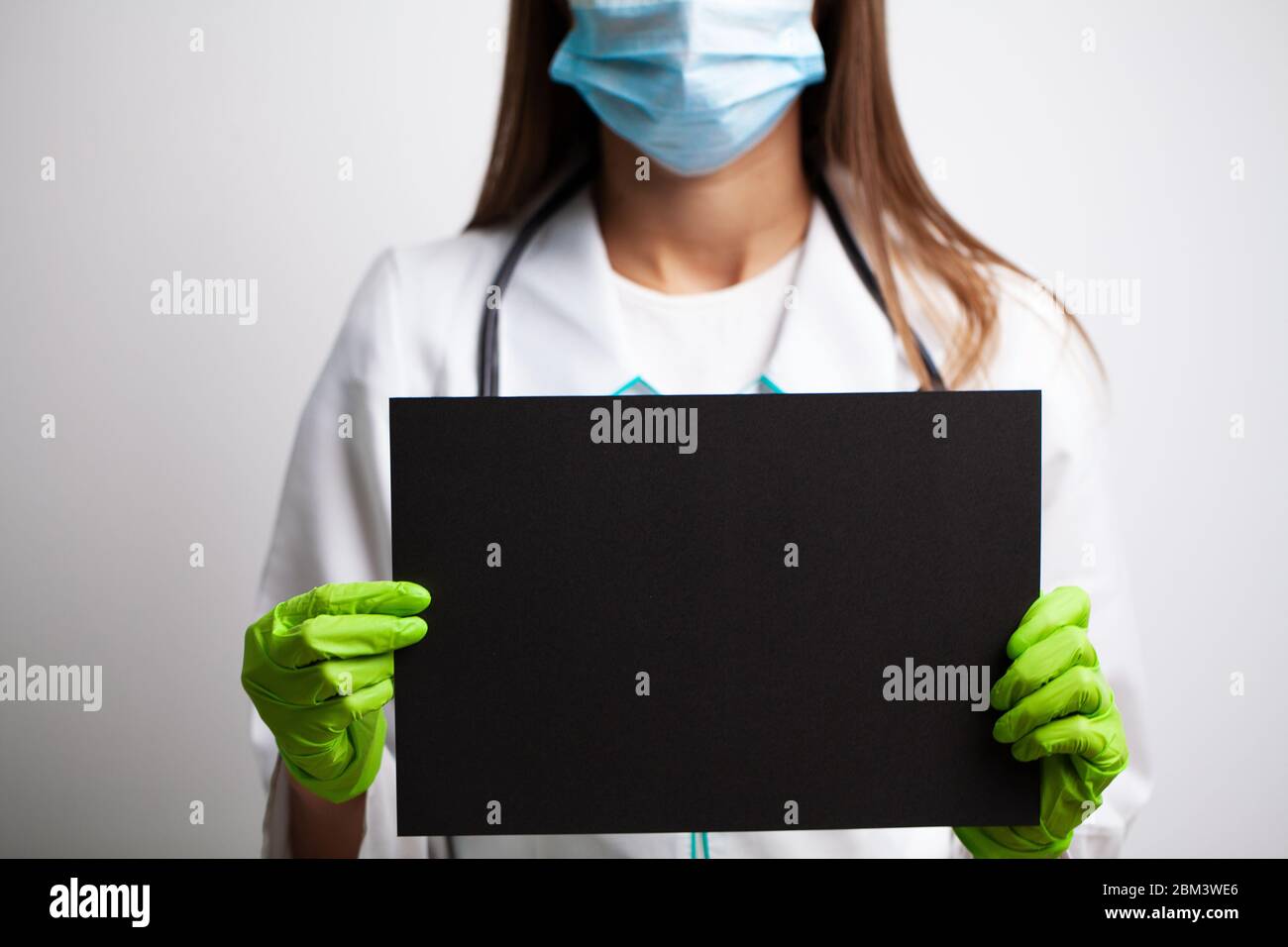 Doctor holding a blank sheet of paper with space for text Stock Photo ...