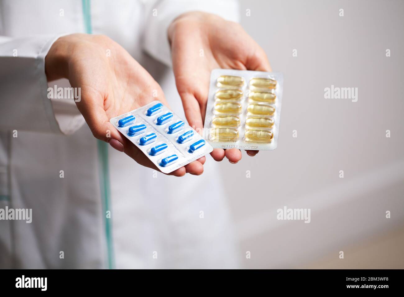 Close-up of a nurse holding a pill in her hands Stock Photo - Alamy