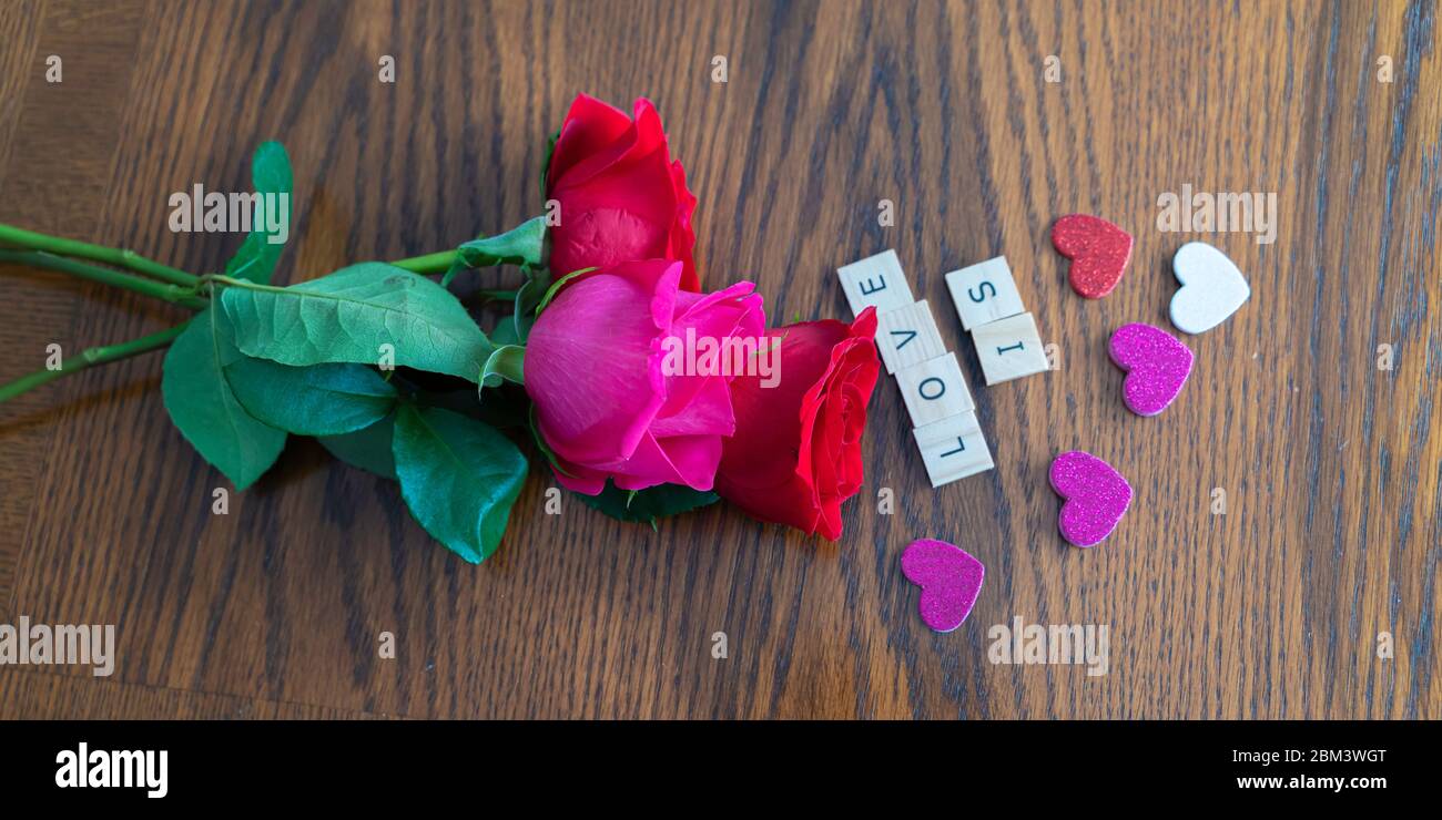 Valentine day red roses with letter tileto show love Stock Photo - Alamy