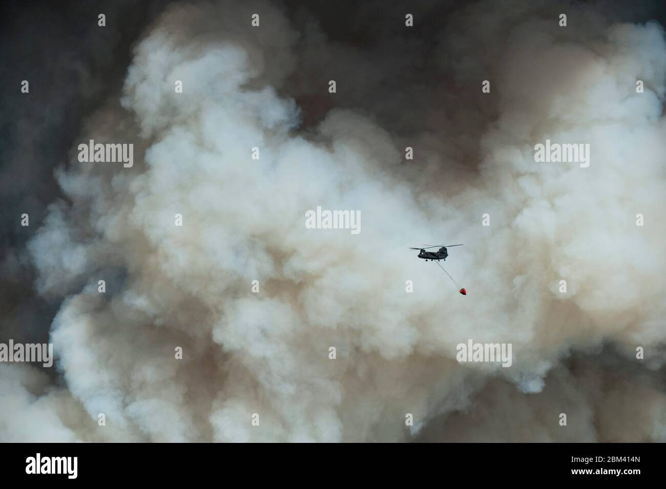 Chinook helicopter fire hi-res stock photography and images - Alamy