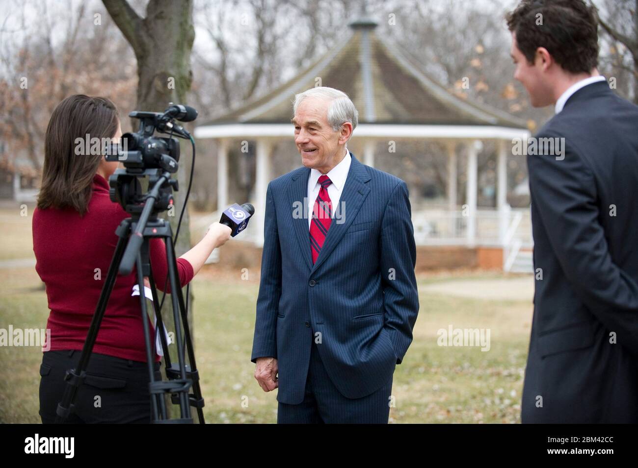 Reporter interviewing political candidate hi-res stock photography and ...